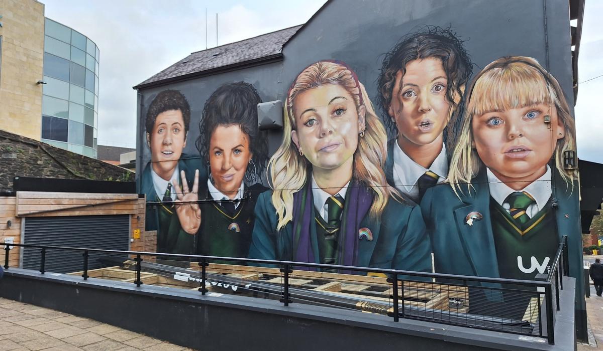 Derry pub removes controversial awning that blocked Derry Girls mural ...