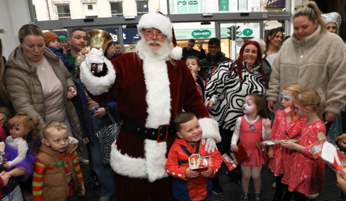 IN PICTURES: Richmond Centre welcomes arrival of Santa and cast of ...