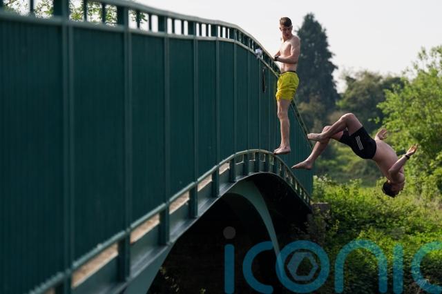 Record temperatures expected before thunderstorms bring end to fine ...