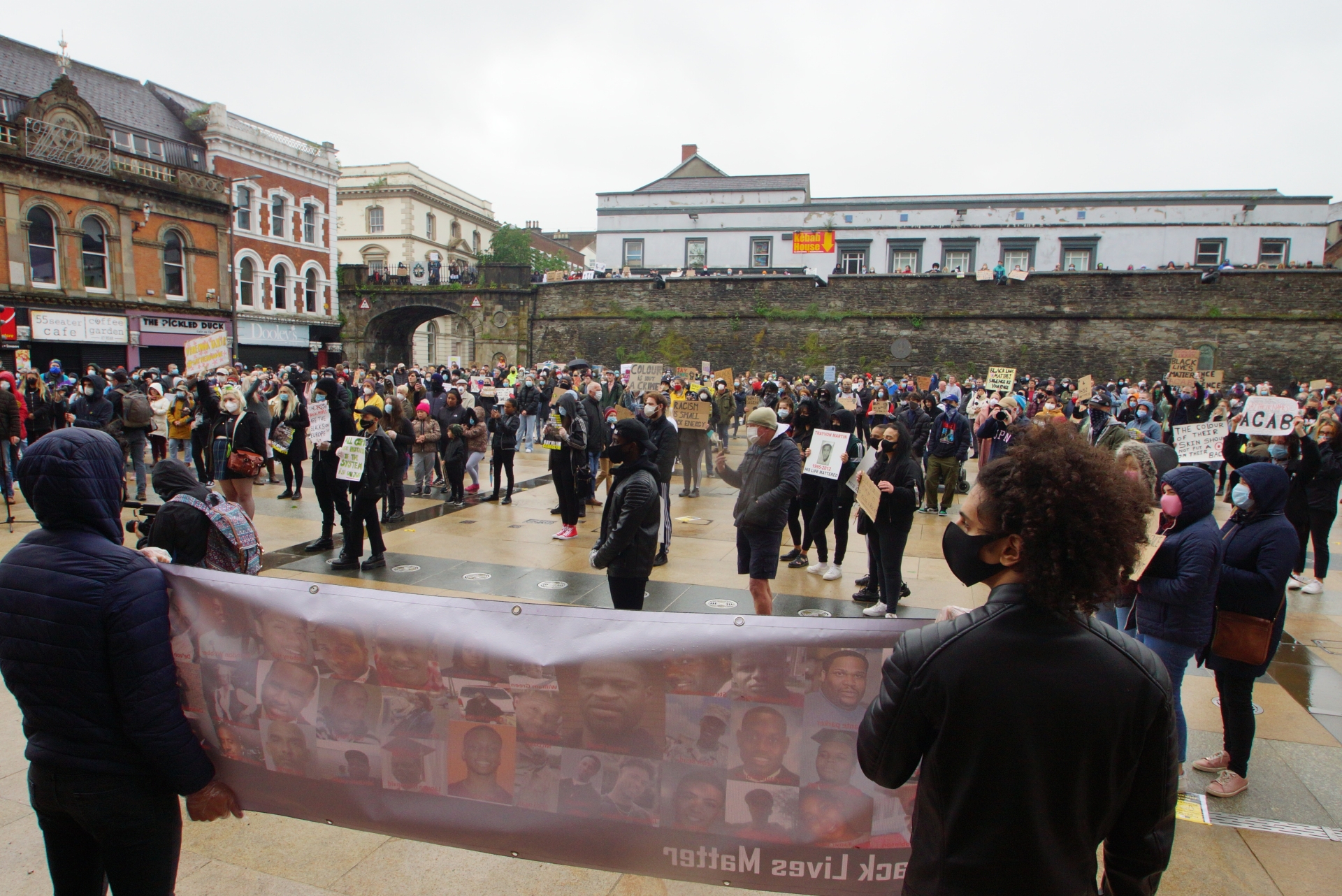 Large crowd gathers for rally in Derry's Guildhall Square in defiance ...